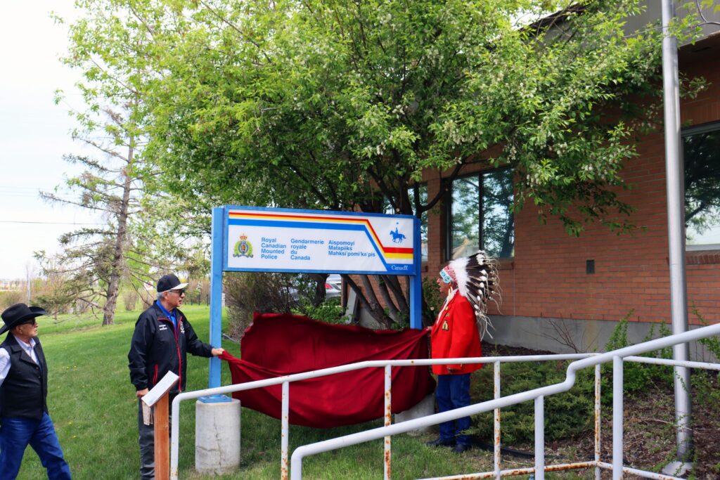 Gleichen RCMP unveiled new sign! - Aitsiniki Magazine